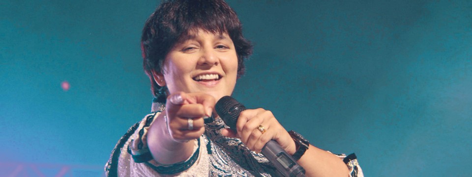 Falguni Pathak | Biography, Age, Height, Family | Concerts & Tour Dates ...